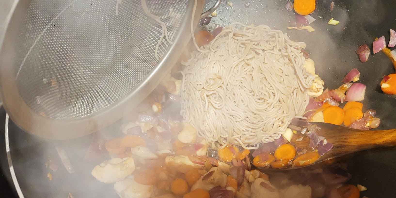 Healthy and Easy Stir-fried buckwheat noodles with chicken