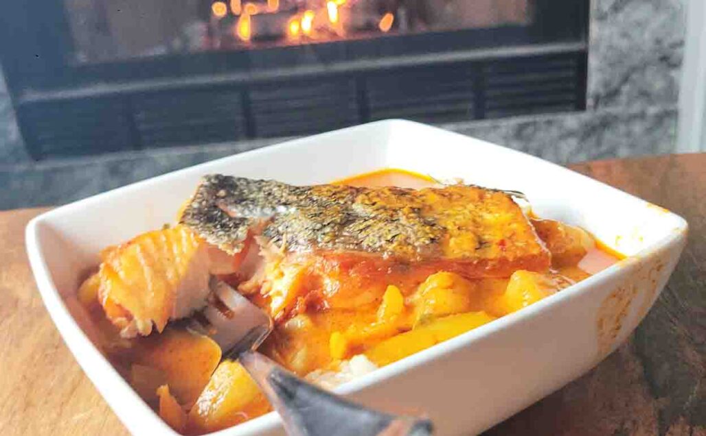 Easy Gang Sapparod, Pan-Fried, Crispy Skin Salmon Red Curry